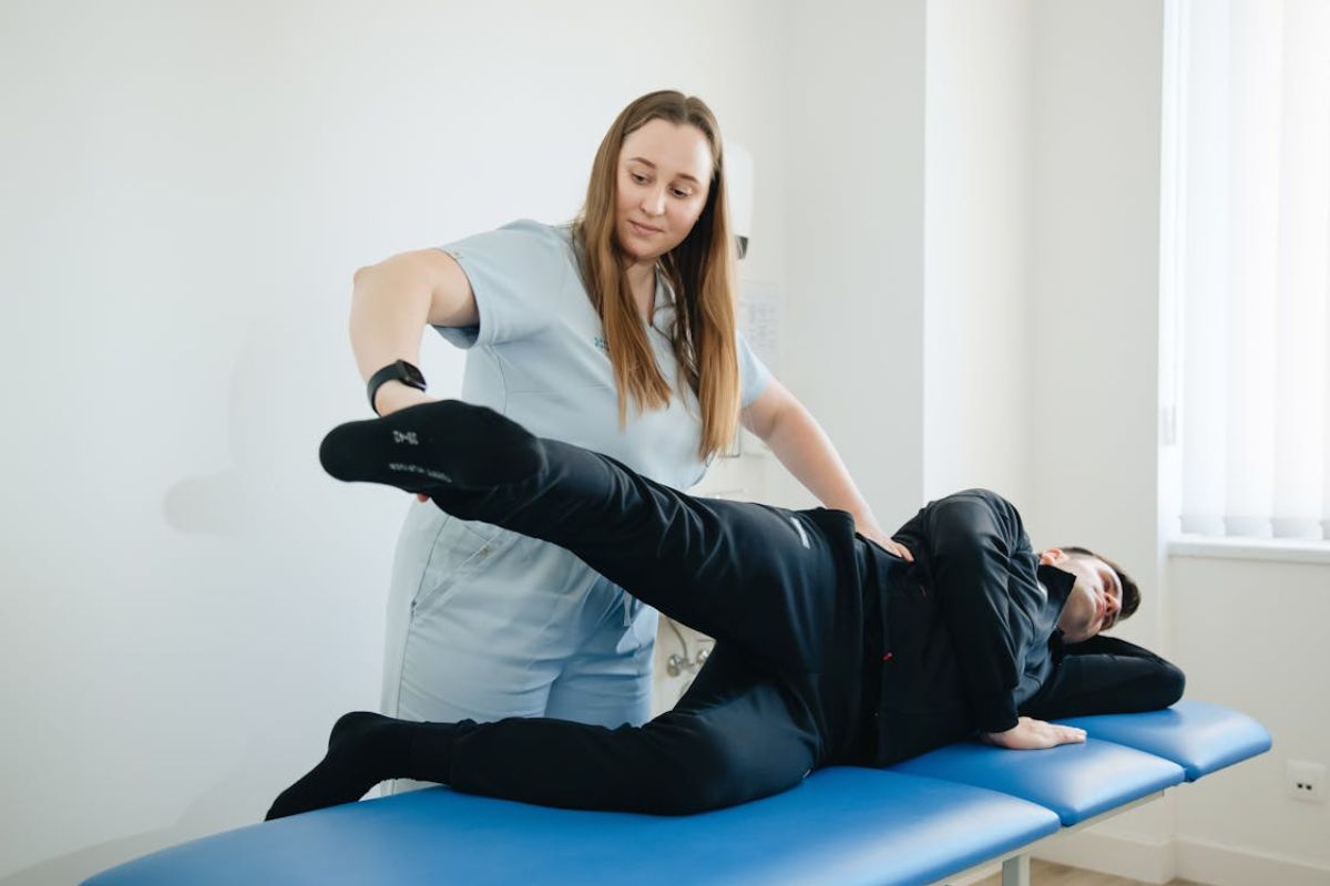 Kelio skausmai – nuo sėdimo darbo? Prireikia net implantacijos